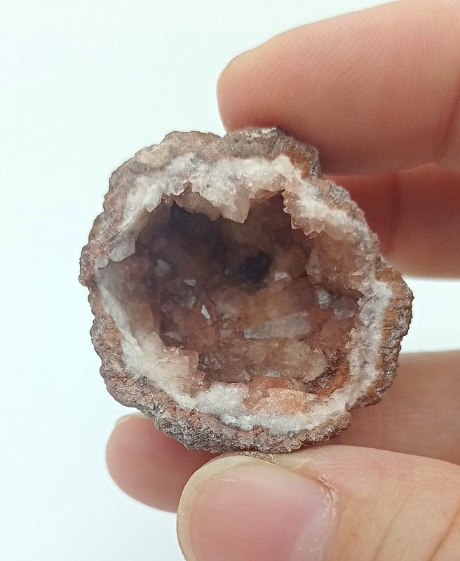 Geoda de Amatista rosa cuya medida es: 33xx29x23 mm. de diámetro. Geoda ...