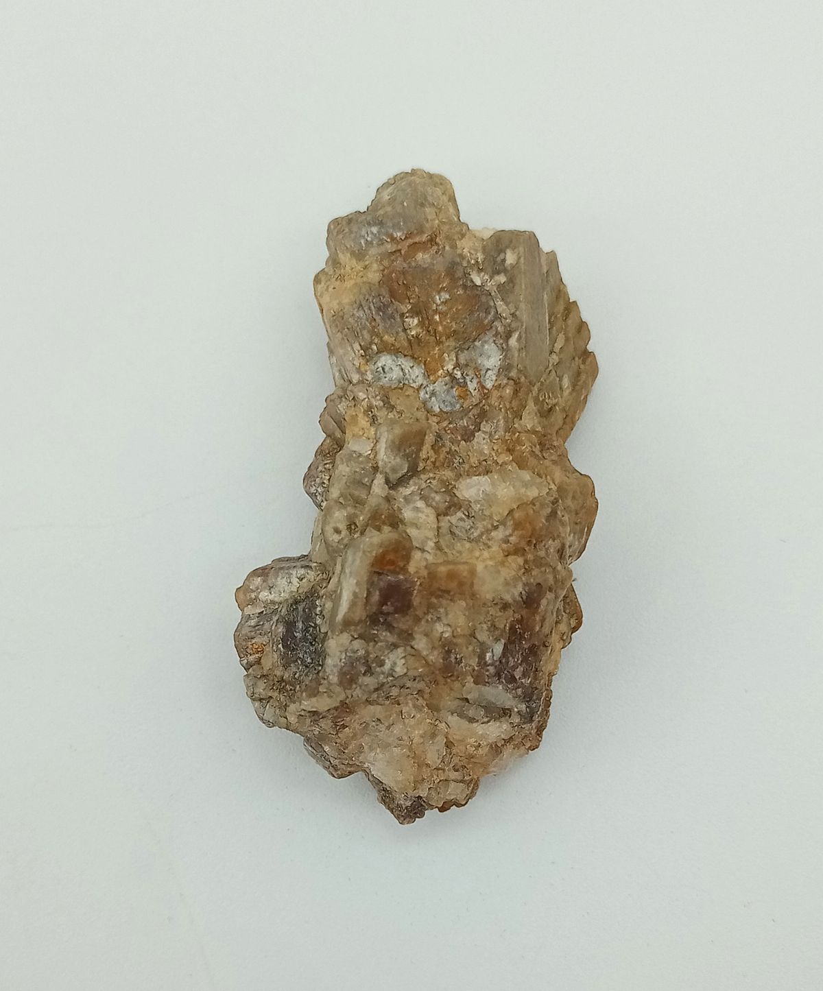Pieza de Andalucita cuyas medidas son: 65x33 mm. Midiendo de ancho 30 ...