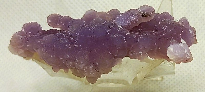 Pieza de Calcedonia "Racimo de uva" de color violeta intenso ...