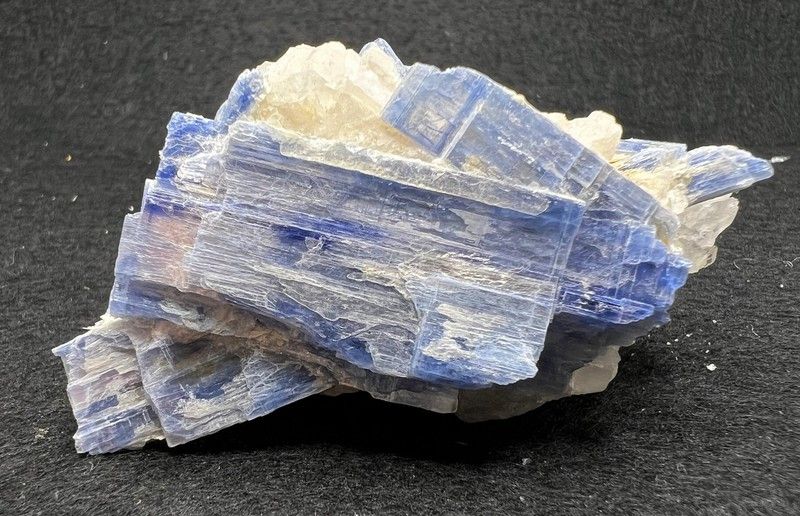 Cianita (grupo de cristales con cuarzo) — litosphera