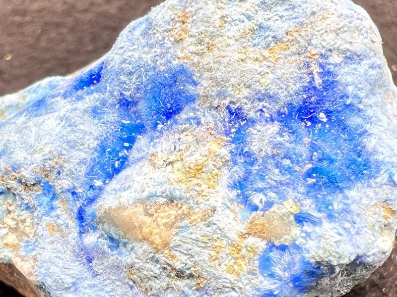 Cianotriquita agregados de cristales aciculares color azul intenso ...