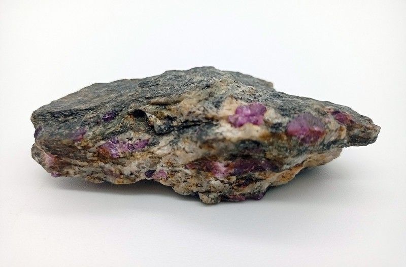 Corindón Rubí en gneis de medidas 80x43x21mm aproximadamente. con ...