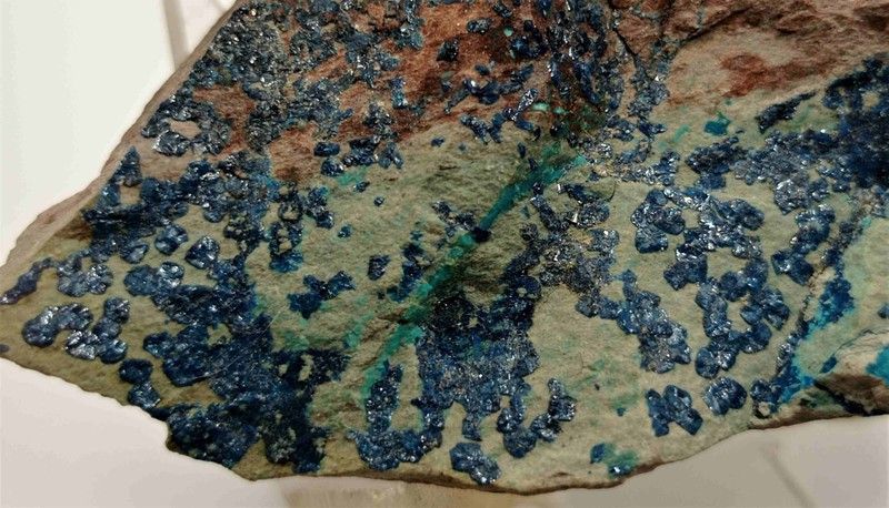 Cornetita sobre matriz — litosphera