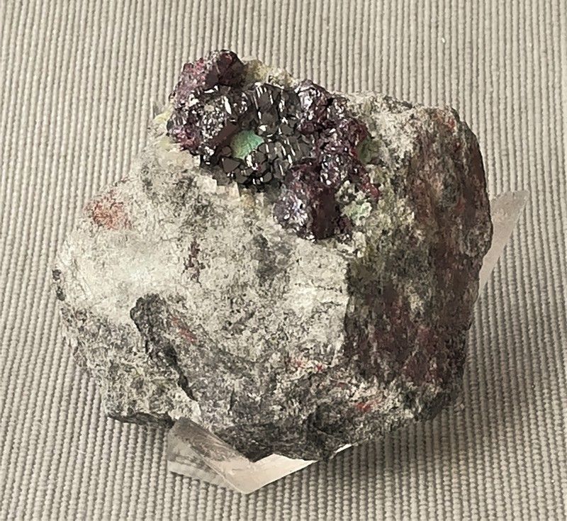 Cuprita en matriz — litosphera