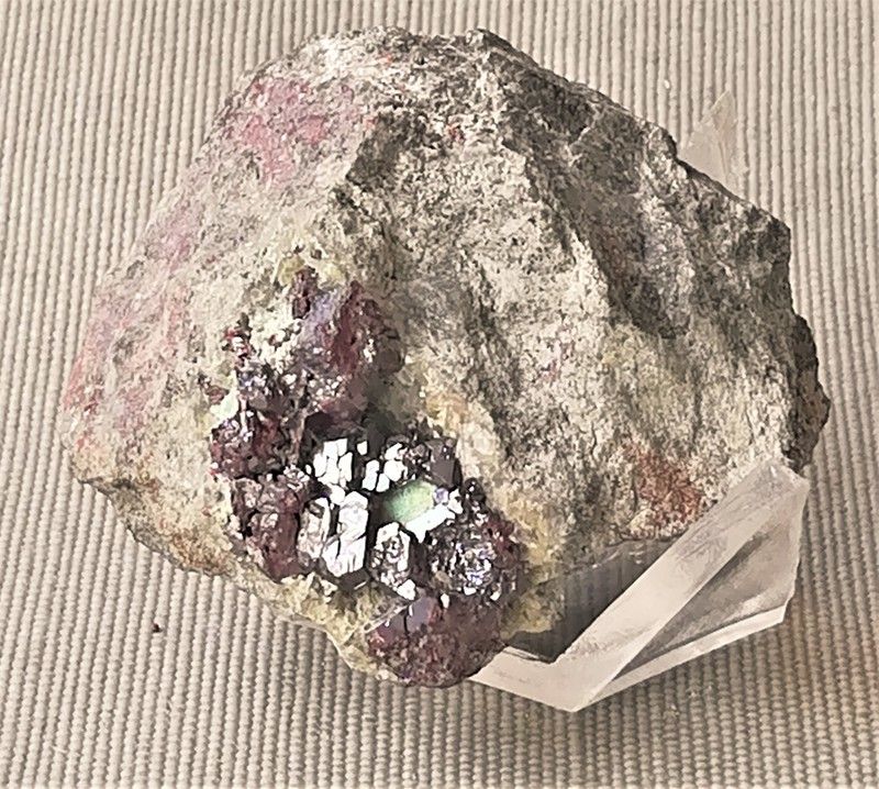 Cuprita en matriz — litosphera