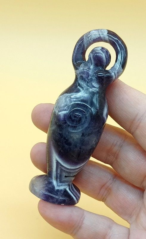 Talla de jade con forma de diosa de la fertilidad, también llamada ...