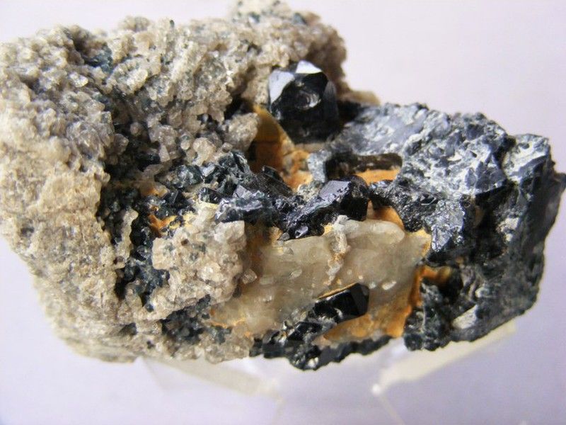 Espinela cristales en matriz — litosphera