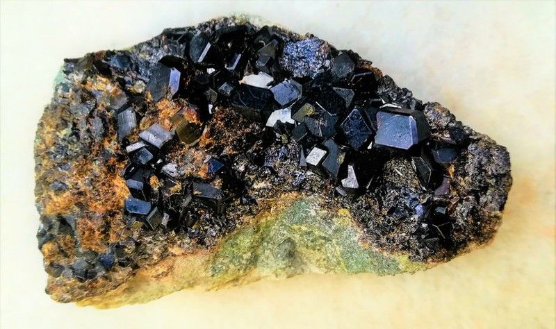 Melanita (Granate negro) sobre ofita — litosphera