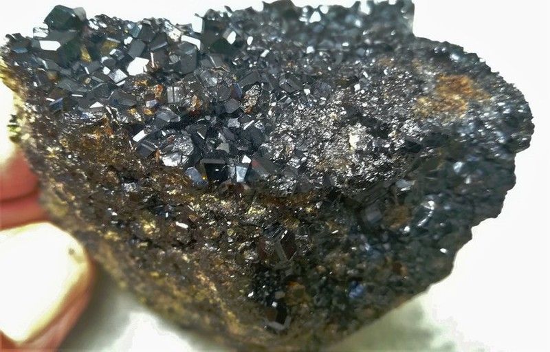 Melanito Granate negro cristales sobre matriz — litosphera