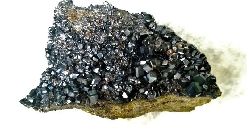 Melanito Granate negro cristales sobre matriz — litosphera