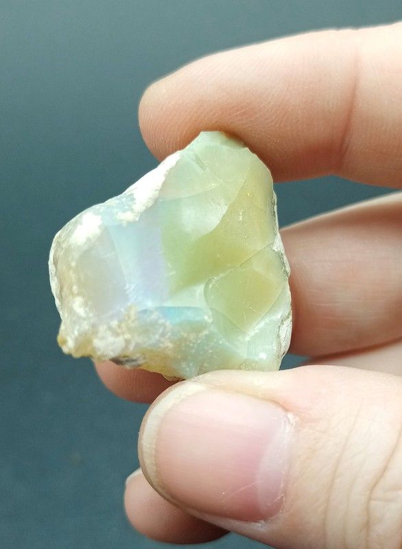 Ejemplar de Opalo en bruto (fondo lechoso) cuyas medidas son: 27x26 milímetros. Midiendo de ...