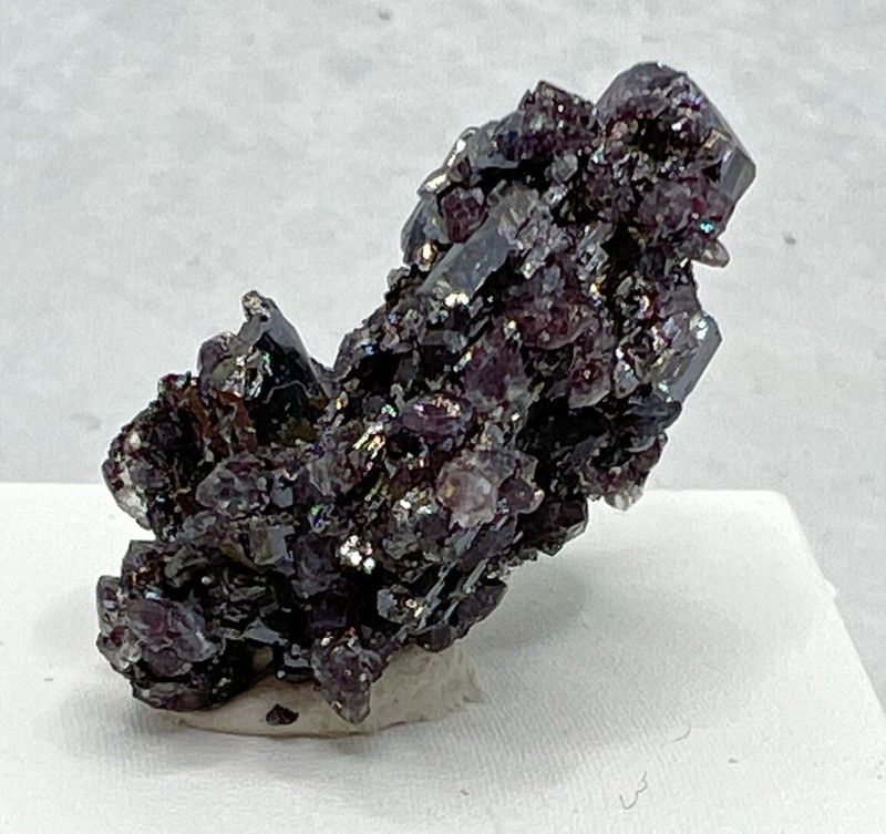 Es caracterizado por su color rojo oscuro. Es translúcido y tiene un ...