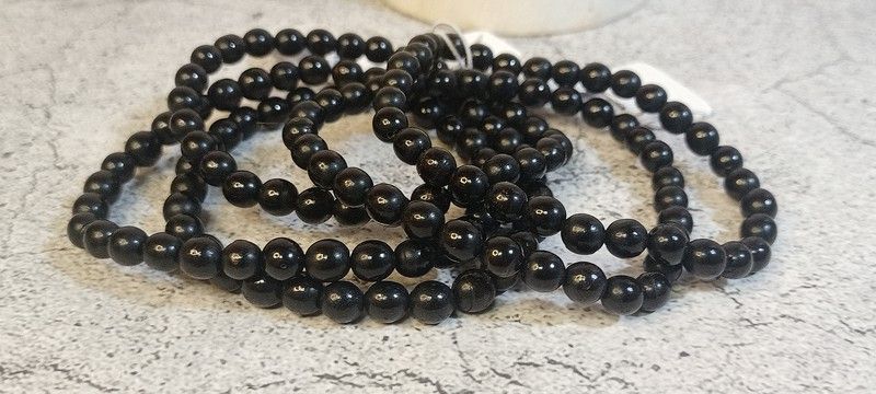La pulsera de Azabache en bola pulida de 6 mm está engarzada en ...