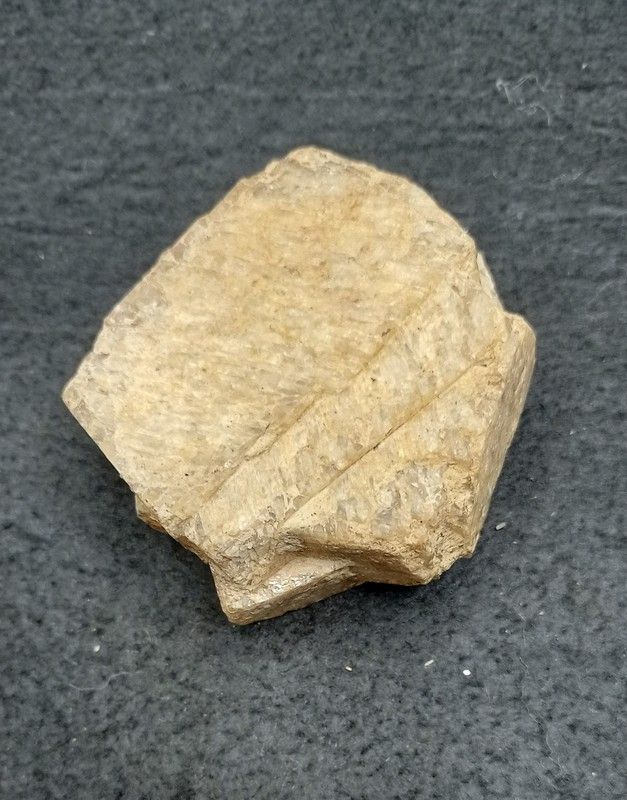 Esta pieza de Sanidina mide 60x56x27 mm Procedencia: Le Puy de Saney ...