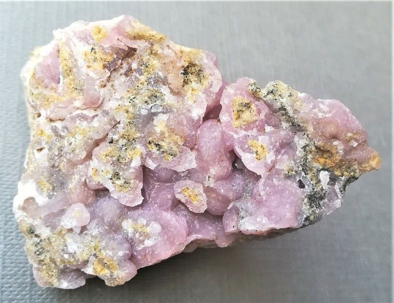 Smithsonita rosa sobre matriz — litosphera