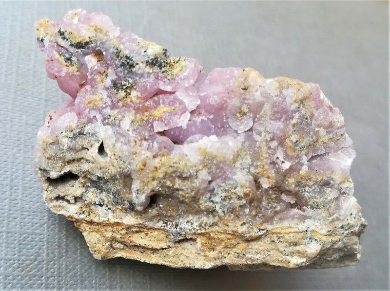 Smithsonita rosa sobre matriz — litosphera